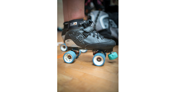 Chaya derby Onyx black/silver rollerslidu slidzābaki