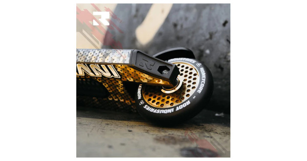 Root Invictus 2 black/gold pro stunt scooter